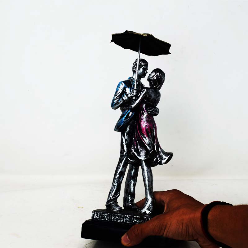 Couple Statue With Umbrella – Sellet